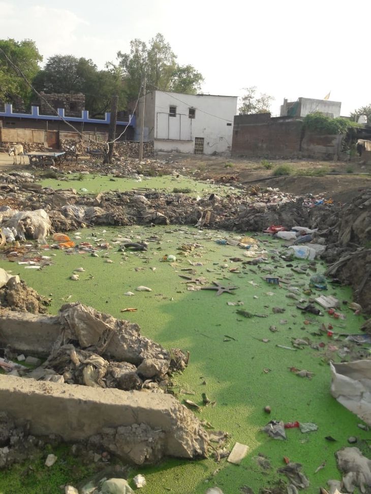 Garbage is being thrown in empty plots, the rain is causing rot | खाली ...