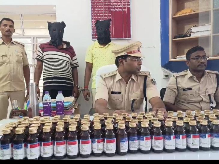 Two accused arrested with cough syrup containing codeine | कोडीन युक्त ...