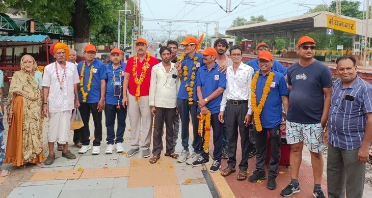 The first batch of 50 devotees left for Amarnath from Thandla | थांदला ...