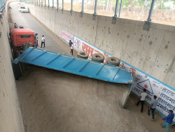 A trailer full of stone dust overturned in Dabla railway underpass ...
