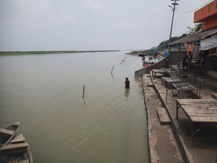 Anupshahr Ganga's water level increased by two feet | अनूपशहर गंगा के ...