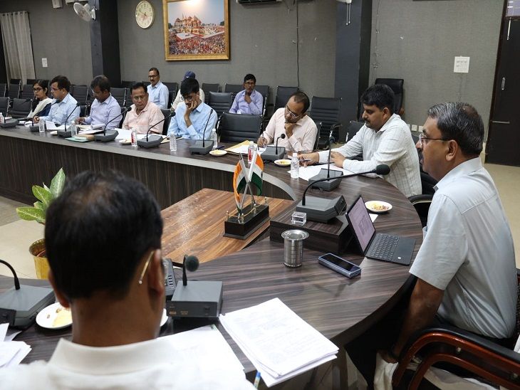 Azamgarh DM's review regarding the new law | नए कानून को लेकर आजमगढ़ DM ...