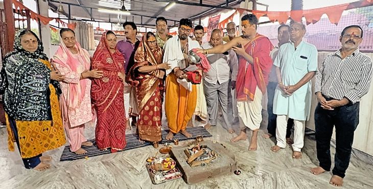 The devotees performed the Panchdev Mahapuja ritual, Aarti and flower ...
