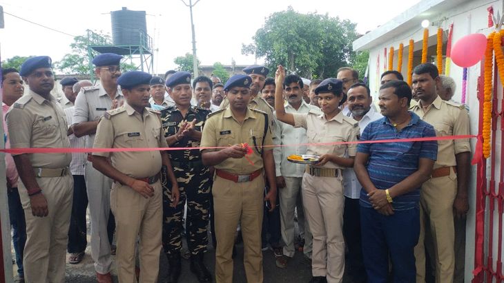 Jharokhar and the entire police station was inaugurated by DSP | झरौखर ...