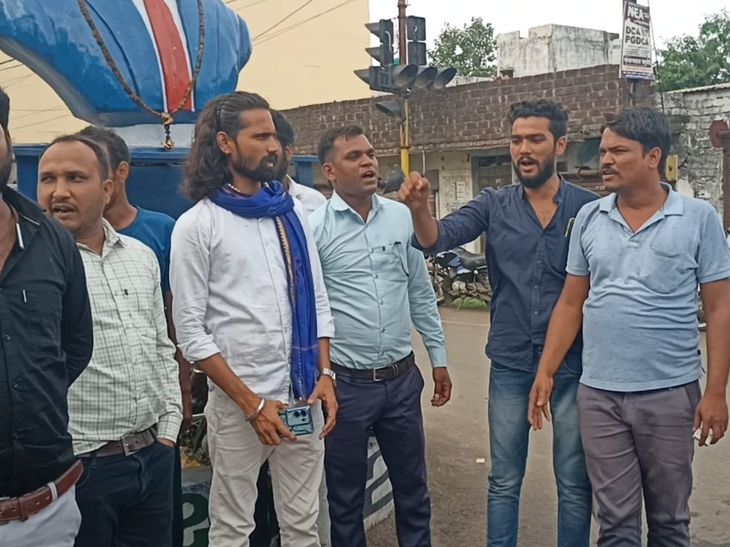 Police sent four to jail, one got bail | CM का पुतला-दहन के प्रयास में ...