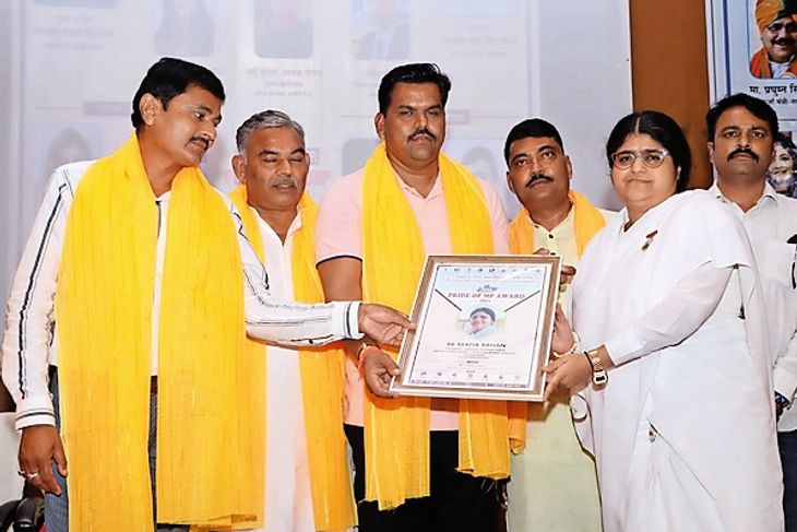 BK Rekha sister received the Pride of MP Award | बीके रेखा बहन को मिला ...