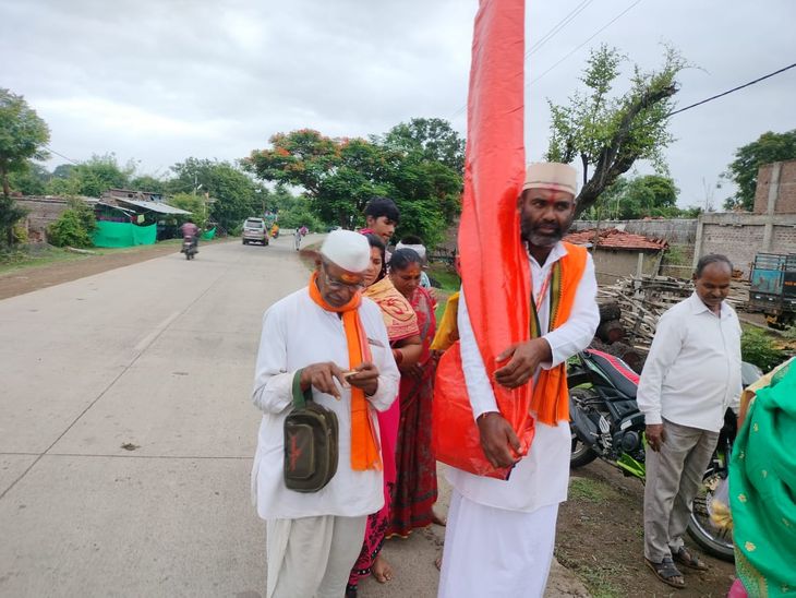 Devotees set out on a pilgrimage from Varud to Dadadham Khandwa | वरूड़ ...