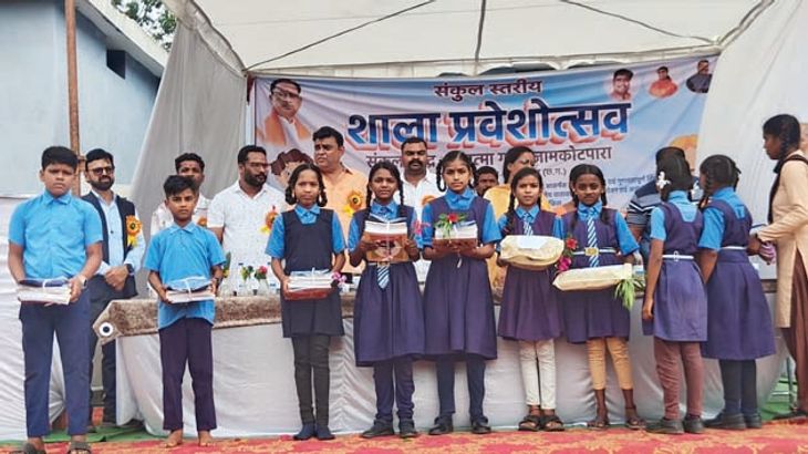 Swami Atmanand School celebrated school entrance ceremony | स्वामी ...