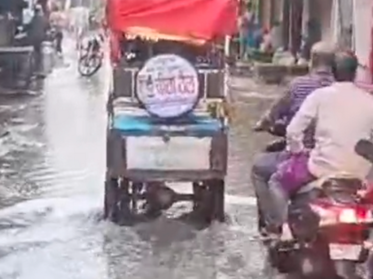 Water filled on the roads of Jaura town | जौरा कस्बे की सड़कों पर भरा ...