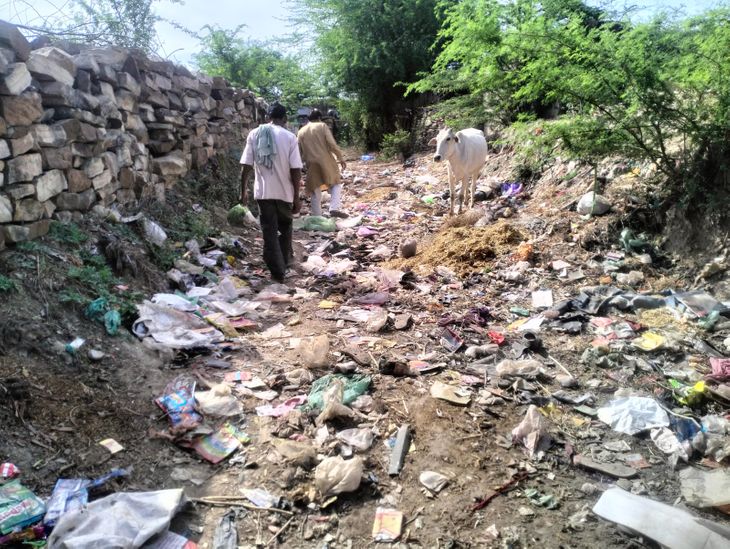 Piles of garbage everywhere, no disposal of waste | जगह-जगह गंदगी के ...