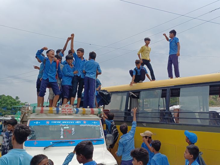 Angry students created ruckus due to waterlogging in school premises in ...