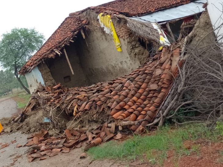 The houses of two poor people collapsed in the first rain | पहली बारिश ...