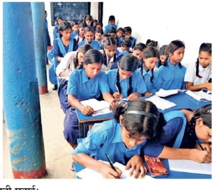 In the merged schools, up to 6 children are sitting on one bench ...