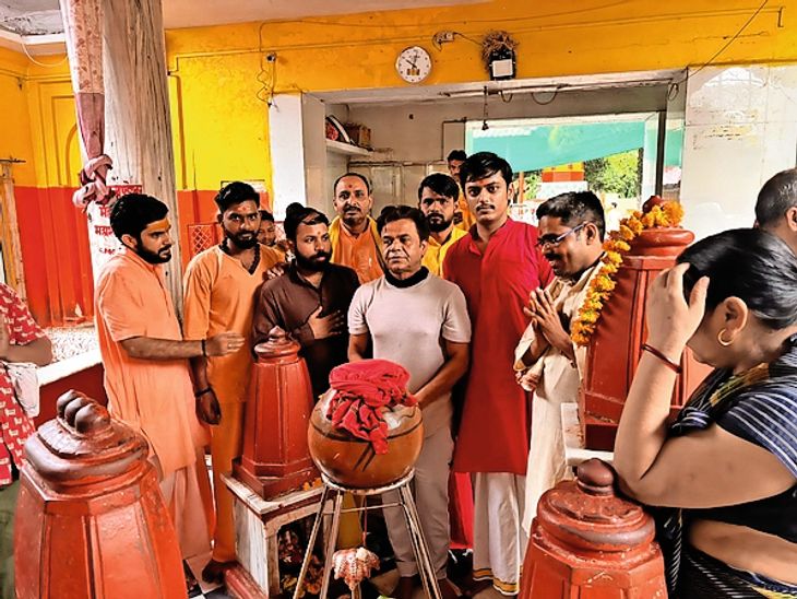 Actor Rajpal arrives at Mai Darbar | माई के दरबार पहुंचे अभिनेता राजपाल ...