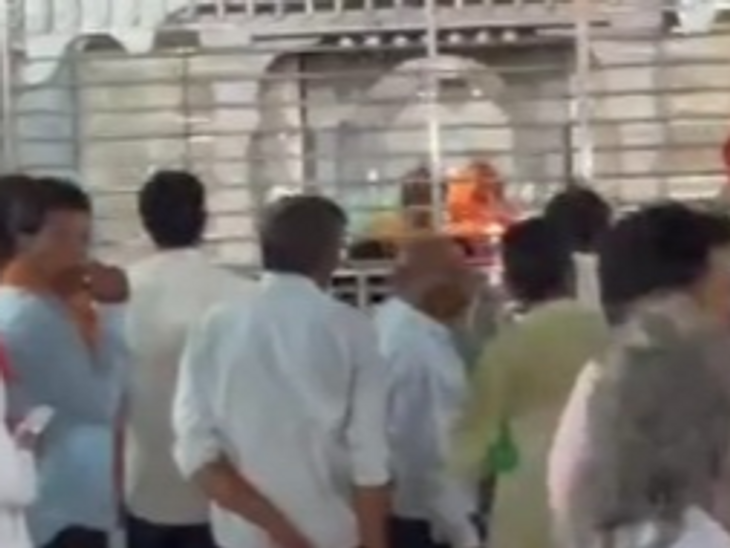 There was a long queue of devotees in Salkanpur temple | सलकनपुर मंदिर में लगा भक्तों का तांता ...