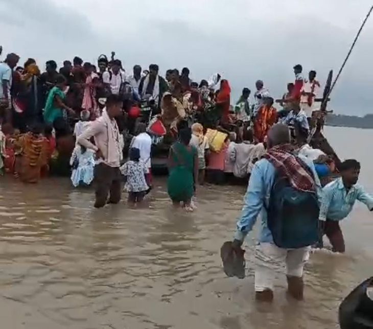 Demand to the local administration to put up flex of boat operation ...