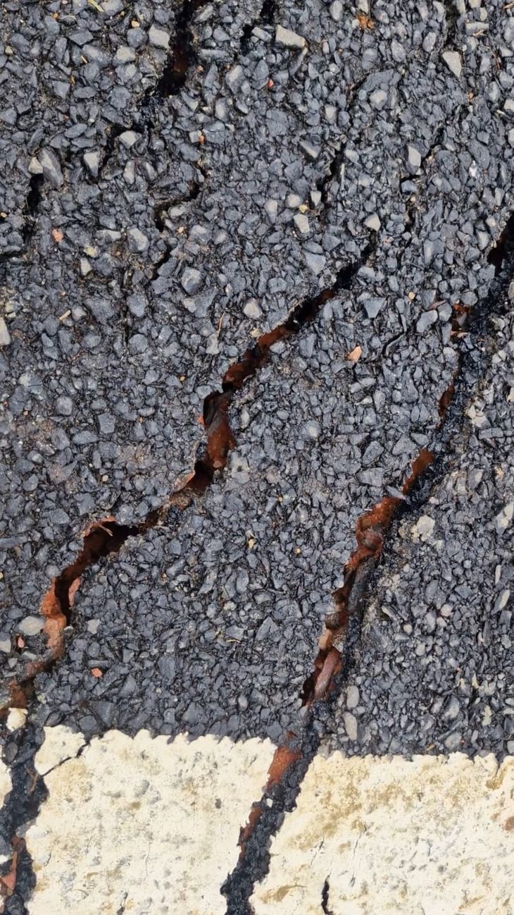 Cracks in the road just two months after construction, danger on the ...