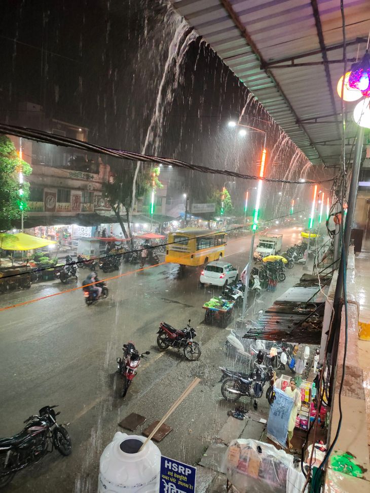 Intermittent drizzle during the day, heavy rain at night | दिन में रुक ...