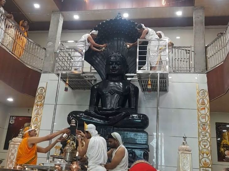 Anointing of Bade Baba of Bhagwan Parasdham took place in Bina | बीना ...