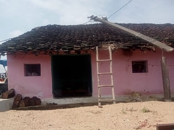 electric pole fell on house | घर पर गिरा बिजली का खंभा: बड़ा हादसा टला ...
