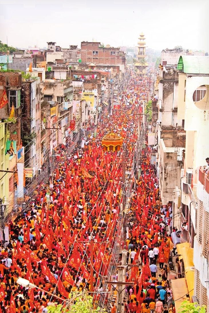 A huge crowd gathered in the Rath Yatra that started from the famous ...