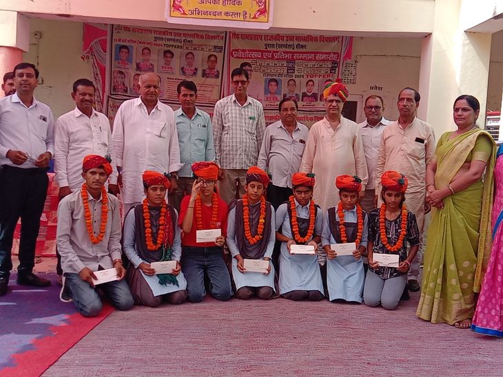 Students scoring highest marks were honoured in khandela | सर्वाधिक अंक ...