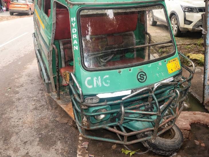 Kanpur, Driver died due to tempo overturning in a pit during rain in ...