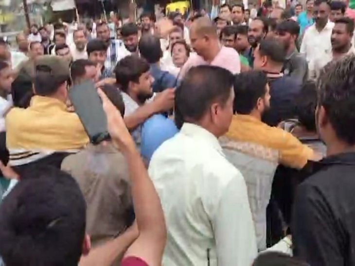 Fierce scuffle between corporation removal employees and cart pushers ...