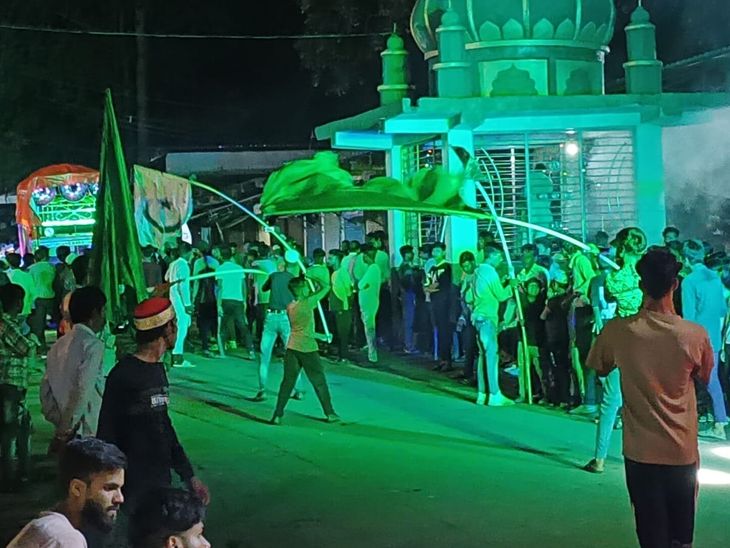 Flag procession taken out in memory of Hazrat Imam Hussain | हजरत इमाम हुसैन की याद में निकाला ...