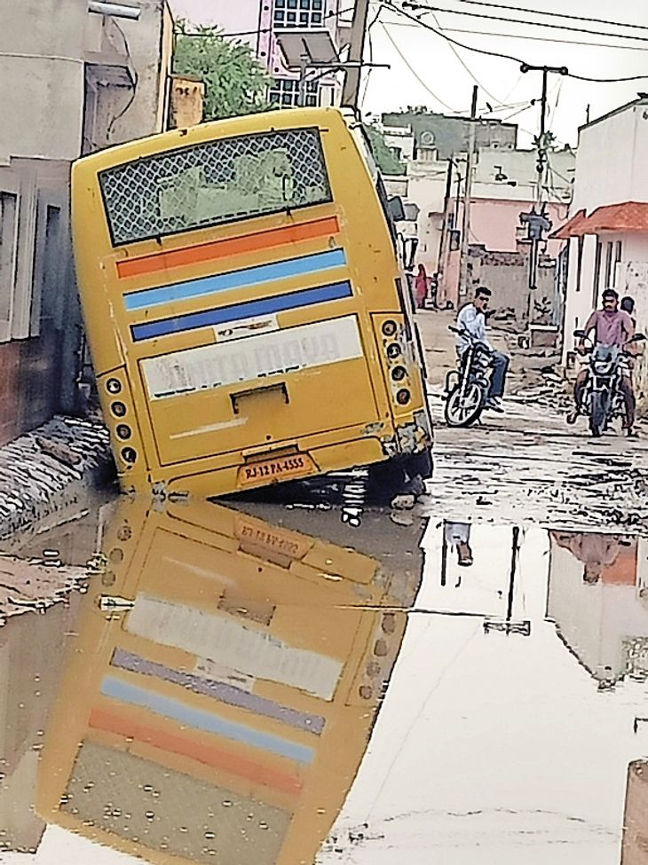 A school bus full of children got stuck in a pipeline pit, all the ...