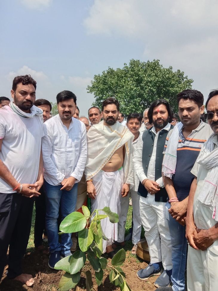 Plants planted in memory of Chovaram | चोवाराम की स्मृति में रोपे पौधे ...