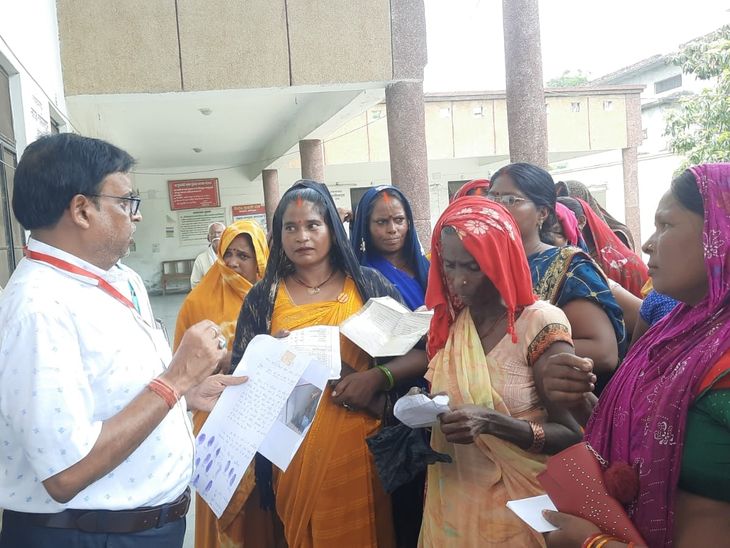 The ration dealer is accused of underweighing the ration | कोटेदार पर ...