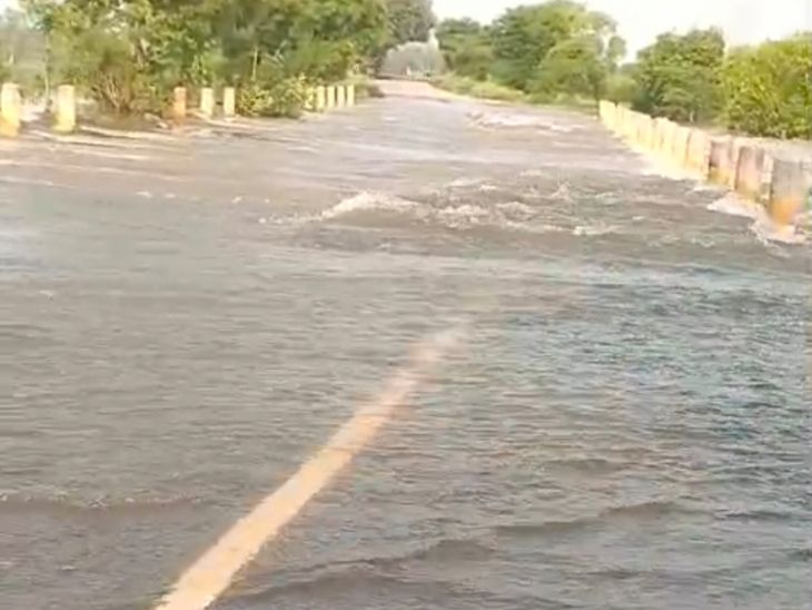 The water of the Khannaut river started flowing over the bridge | पुल ...
