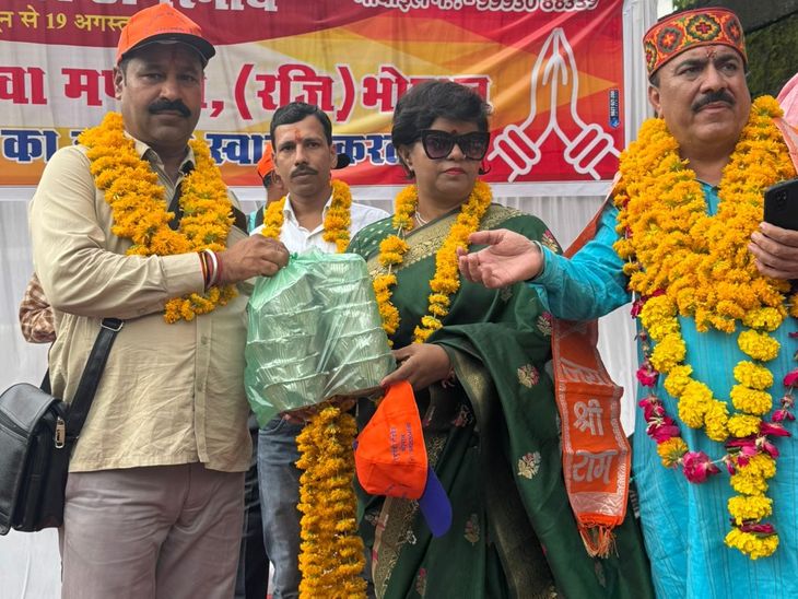 Distribution of fruits to Amarnath pilgrims in Bhopal