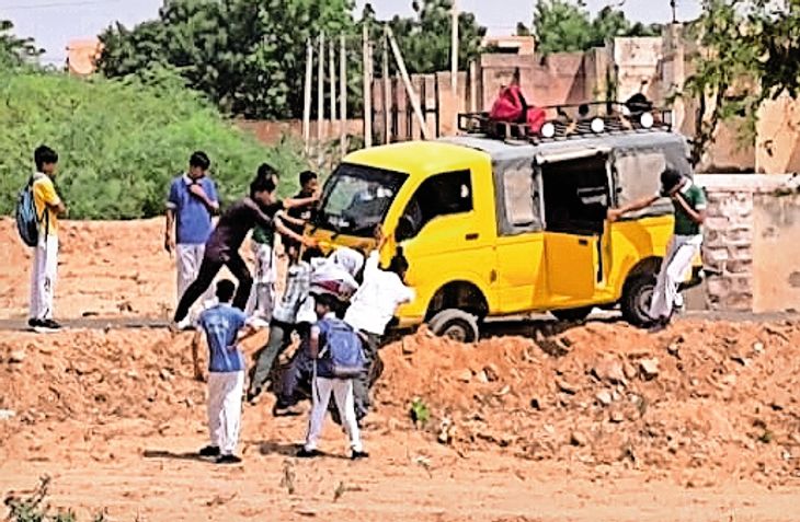 A taxi carrying school children fell into a ditch, the children pushed it out | स्कूली बच्चों को ...
