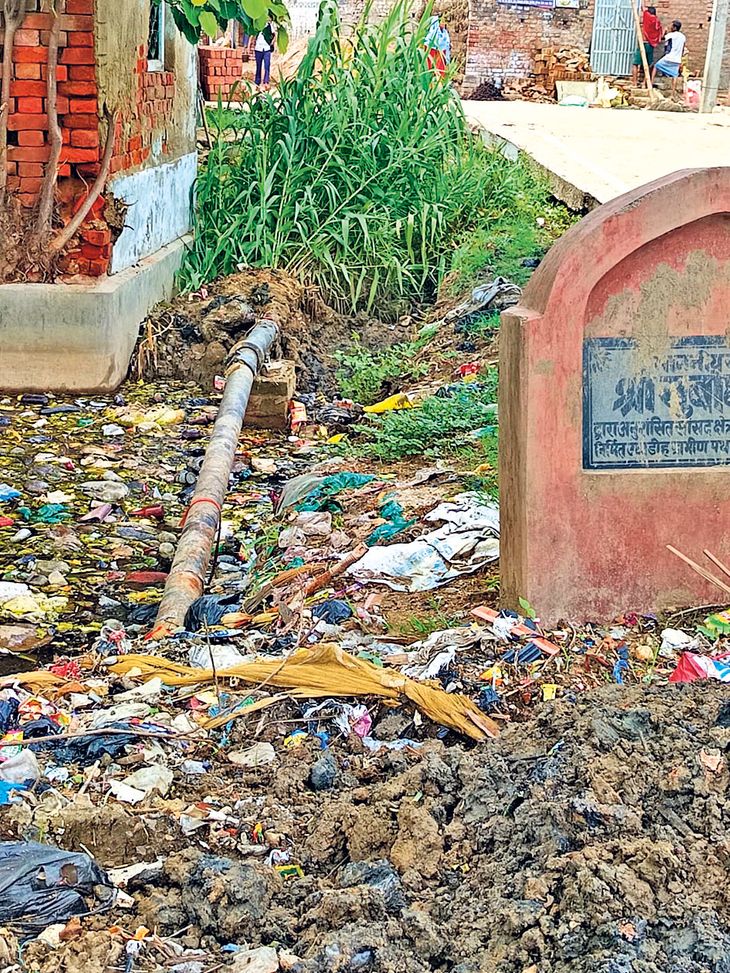 35 feet pipeline laid at the mouth of the drain, 40 bigha paddy field ...