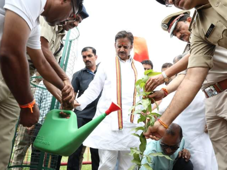 Rewa police started tree plantation campaign | रीवा पुलिस ने वृक्षारोपण ...