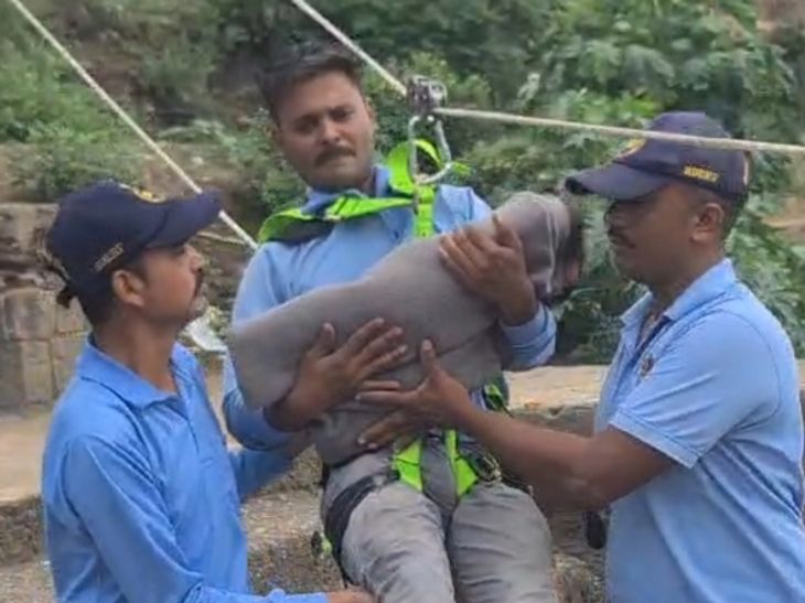 Practice was done to save people trapped in floods and drowned in water ...