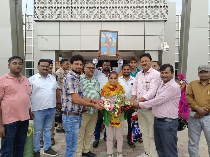 Divyang badminton player Swati won bronze medal | दिव्यांग बैडमिंटन ...