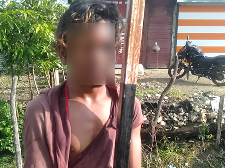 In Himmatpura, a youth was tied to a pole and beaten up | हिम्मतपुरा ...