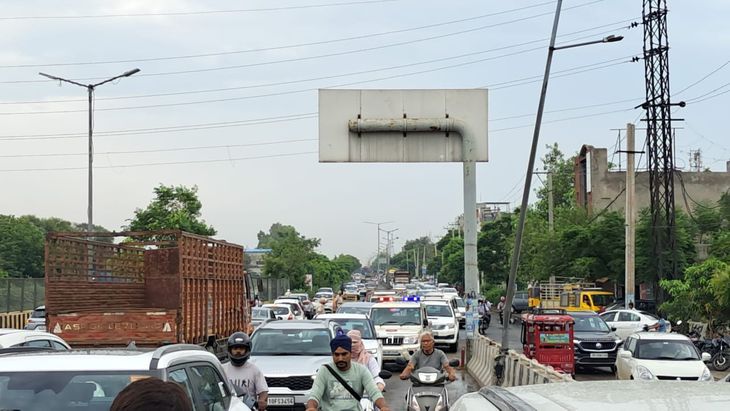 A high speed tipper hit 2 vehicles, traffic jam lasted for an hour ...