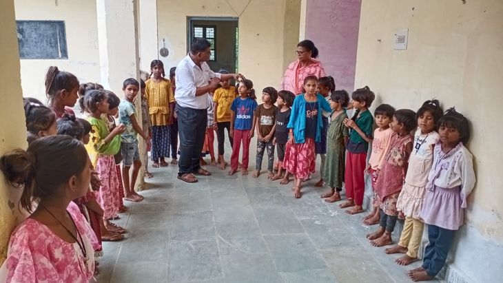 The eye assistant tested the eyes of the children in the hostel ...