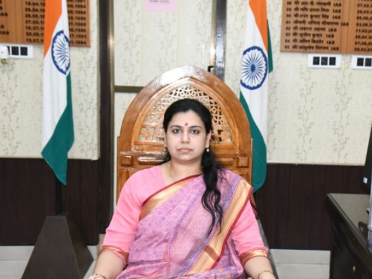 Divya Mittal took over as DM of Deoria | दिव्या मित्तल ने संभाला ...