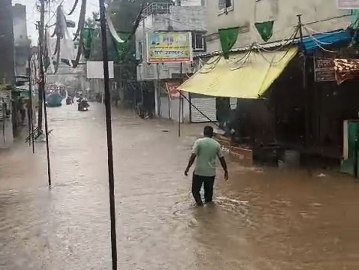 The situation worsened due to continuous rain in Barwah | बड़वाह में ...