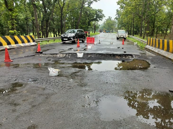 The bridge between Mangali and Chilfi on NH 30 is damaged | एनएच 30 पर ...
