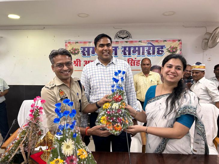DM Akhand Pratap Singh was given farewell from Deoria