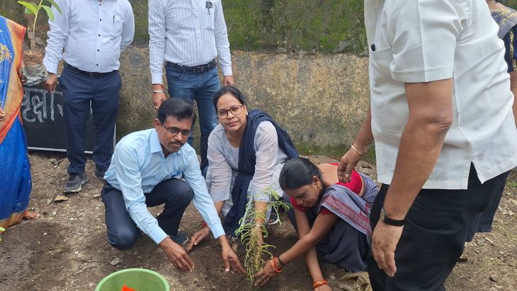 Planted saplings at Aamba Kendra and took oath to take care of them ...