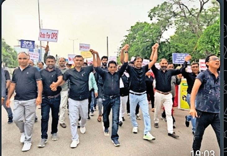 An angry march was taken out from Ambedkar Chowk to the Mini ...