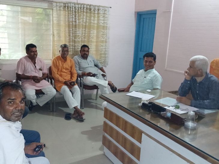 Sarangpur Janpad Panchayat members met the CEO | सारंगपुर जनपद पंचायत ...