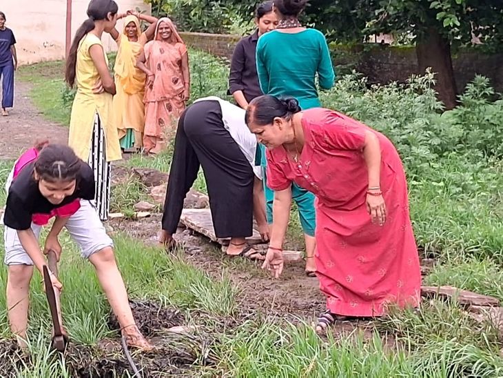 Hostel incharge and girl students repaired the road, placed stones on ...